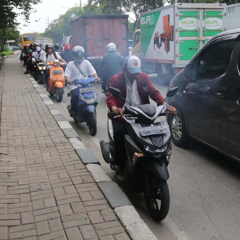 Youtuber Dikepung Warga Akibat Buat Konten Cegat Motor Lawan Arus